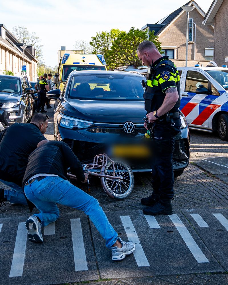 Kindje op fiets in botsing met auto | Gewonde bij steekpartij op straat ...
