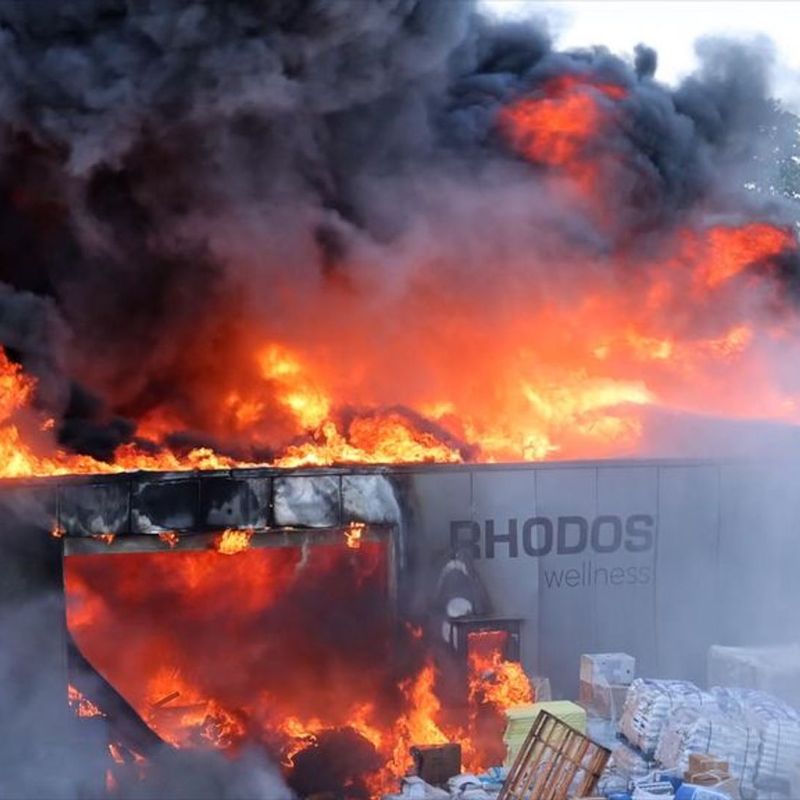 NL-Alert verzonden vanwege zeer grote brand bij zwembadenwinkel - Omroep Gelderland