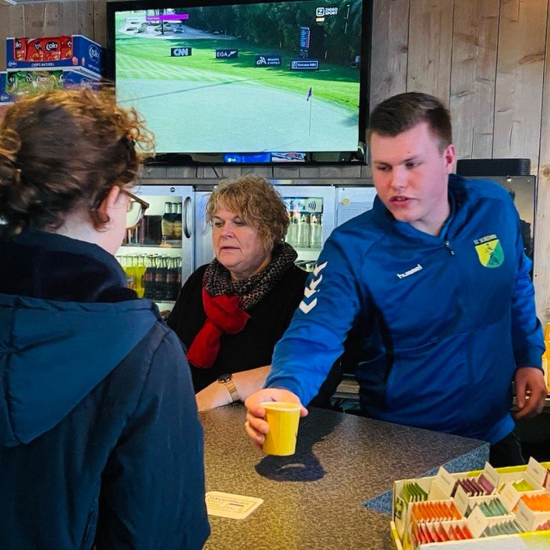 Het voetbalseizoen is weer van start - ook voor de jonge 'kantinebaas ...