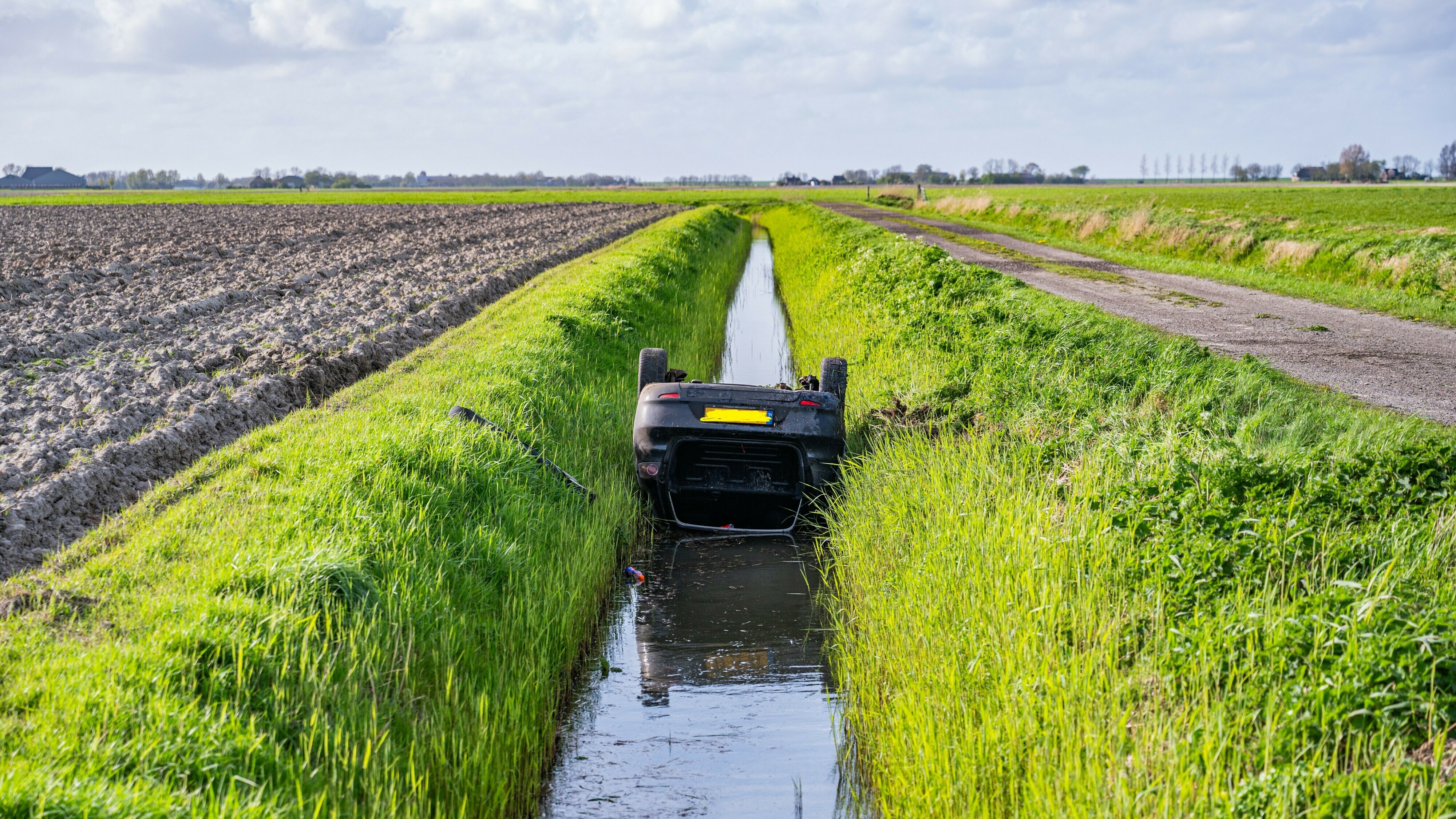 Auto in de sloot bij Moarre | Thijs Römer weer vrij - Omrop Fryslân