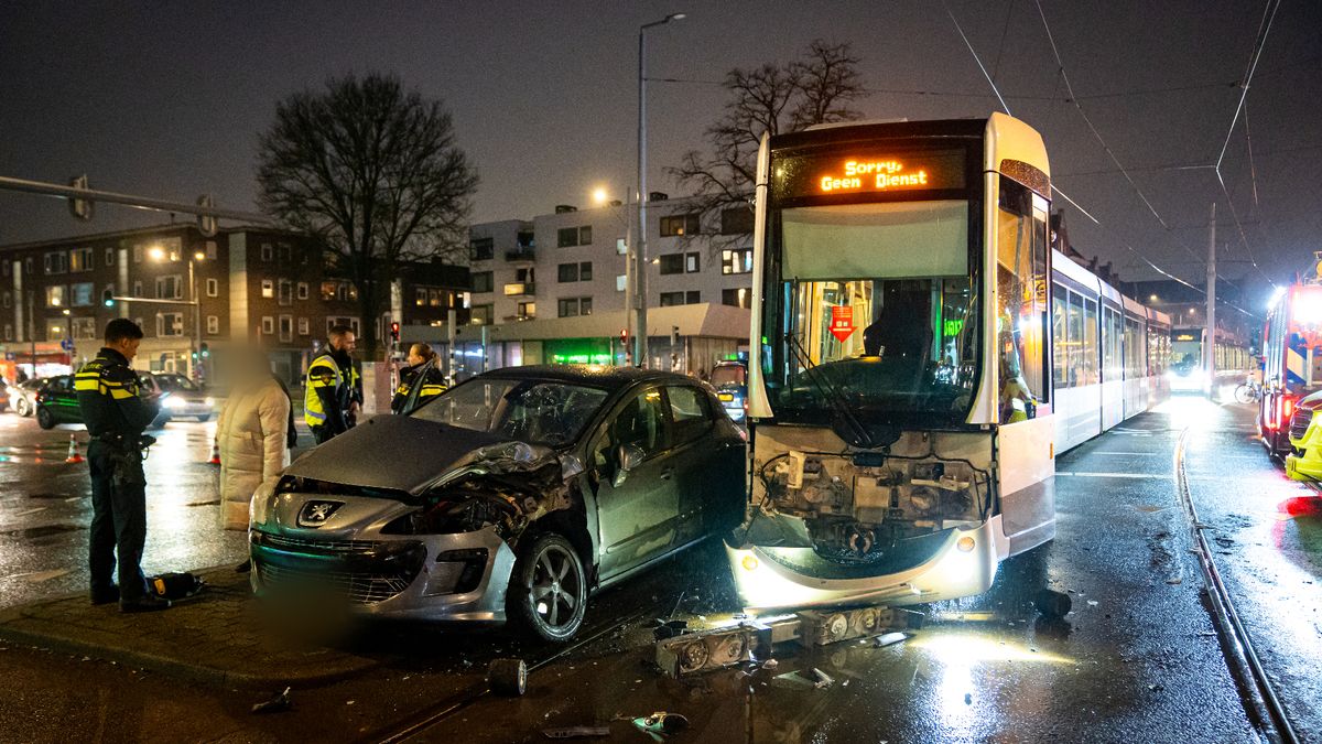 Ravage na botsing tussen tram en auto - Rijnmond