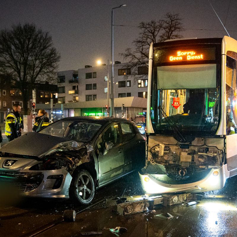 Ravage na botsing tussen tram en auto - Rijnmond
