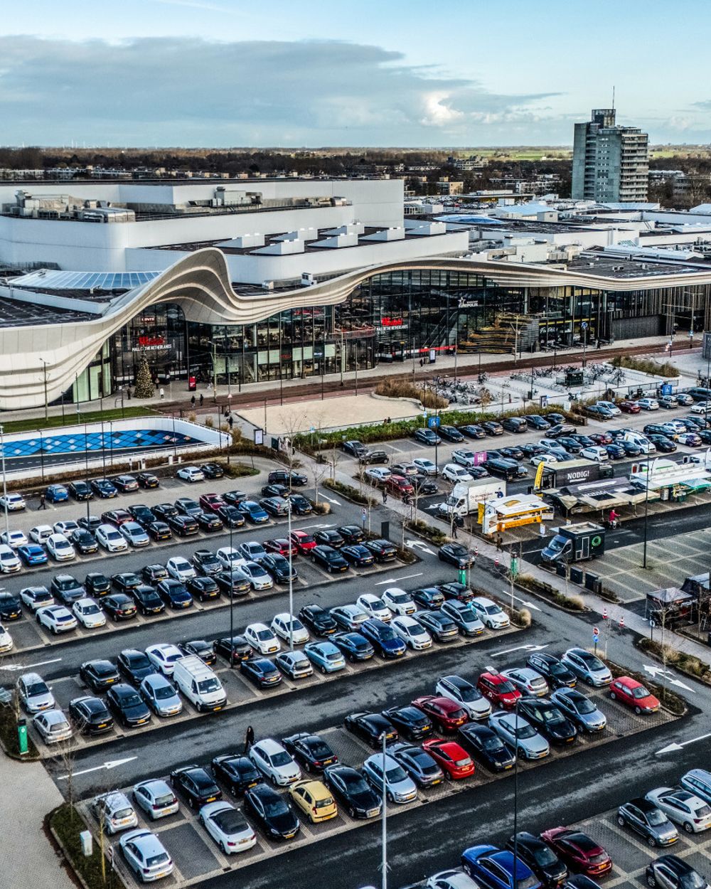 Drukte rond Mall of the Netherlands, gemeente weert auto's - Omroep West