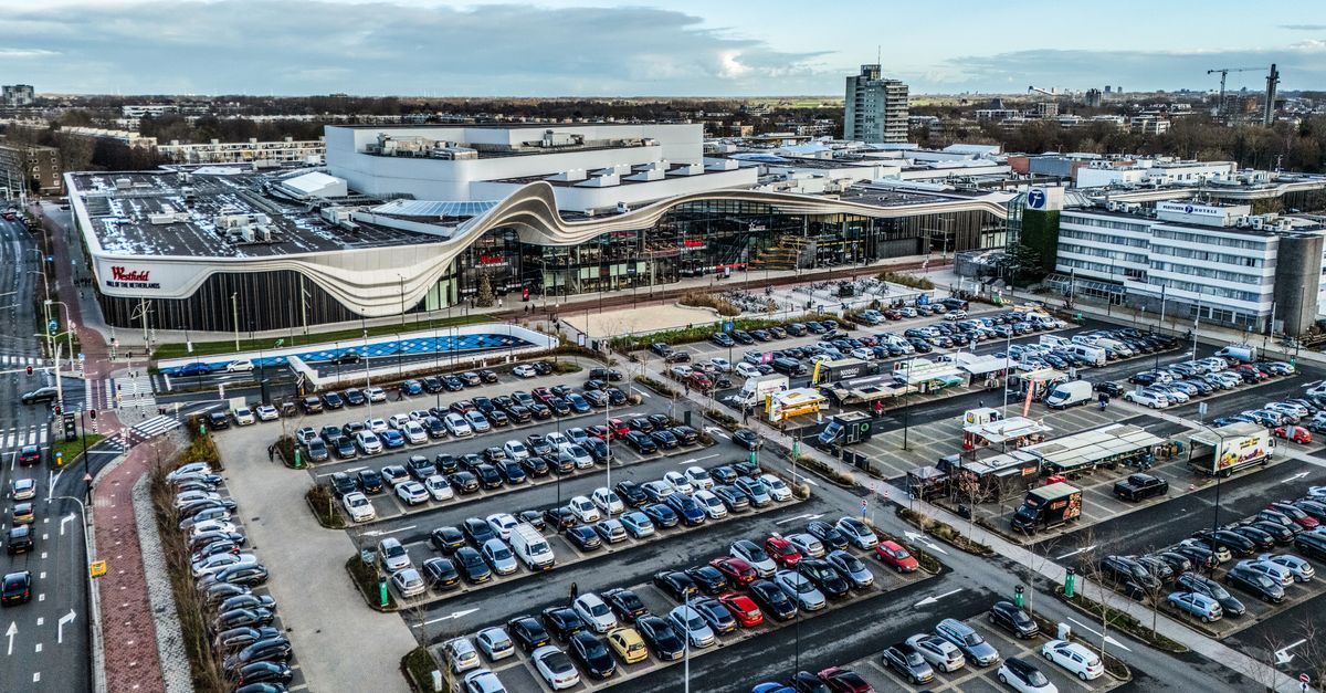 Drukte rond Mall of the Netherlands, gemeente weert auto's - Omroep West
