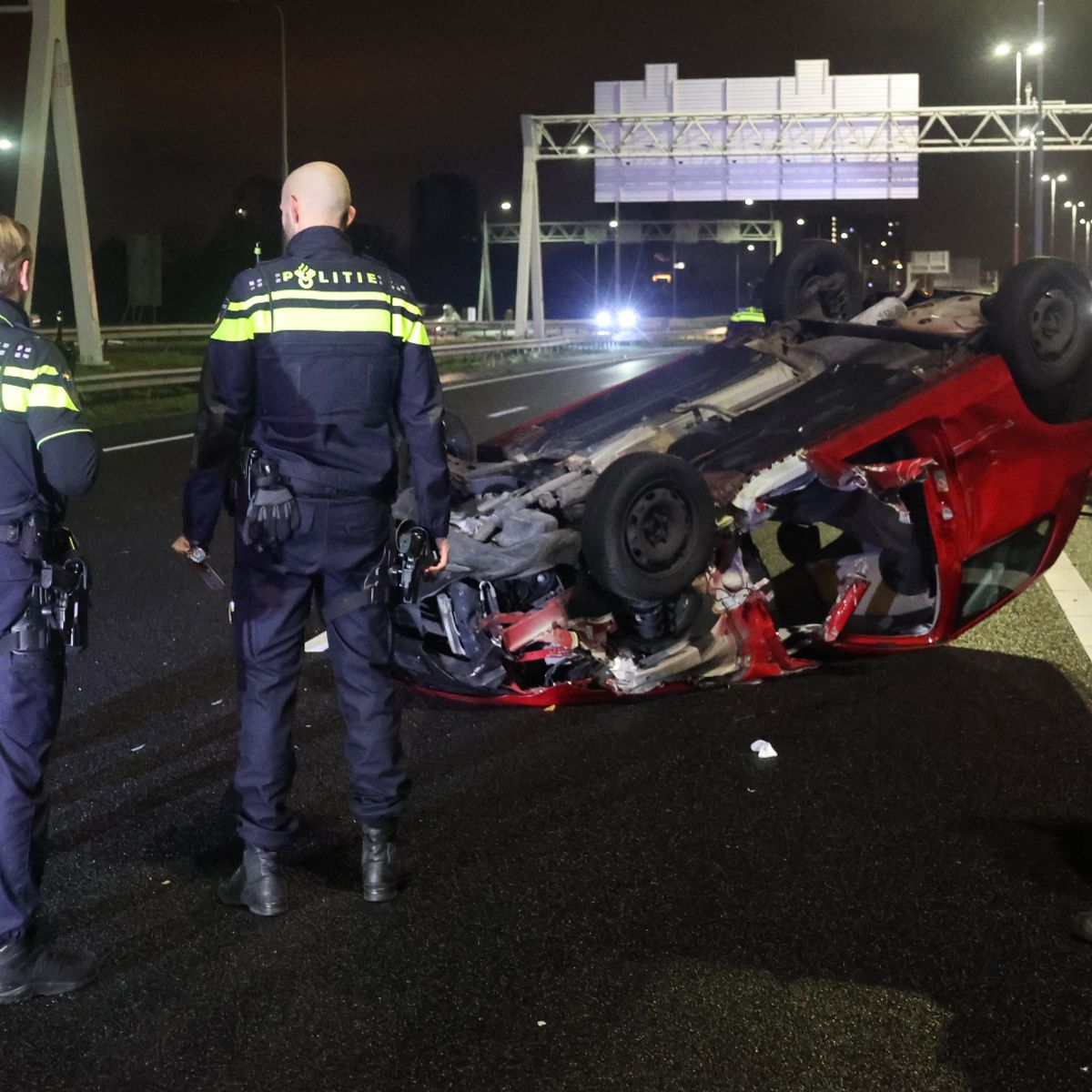 Auto over de kop, bestuurder reed onder invloed - Rijnmond