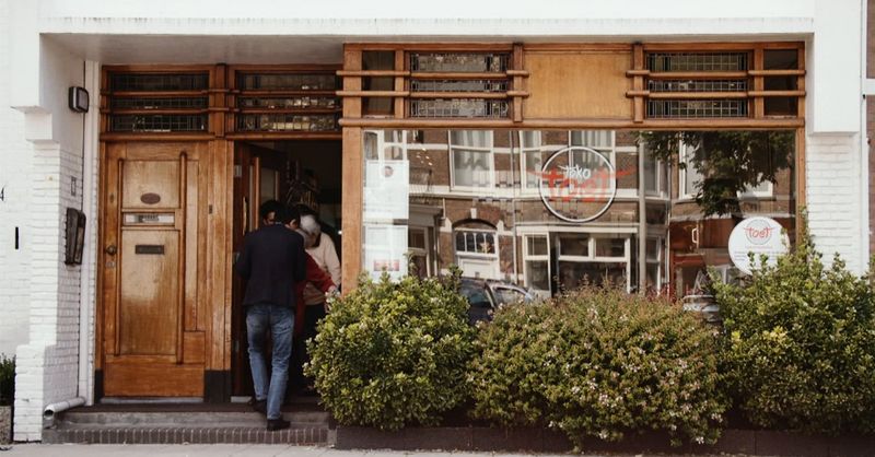 Toko Toet: een klein eethuis met grote verhalen - Omroep West