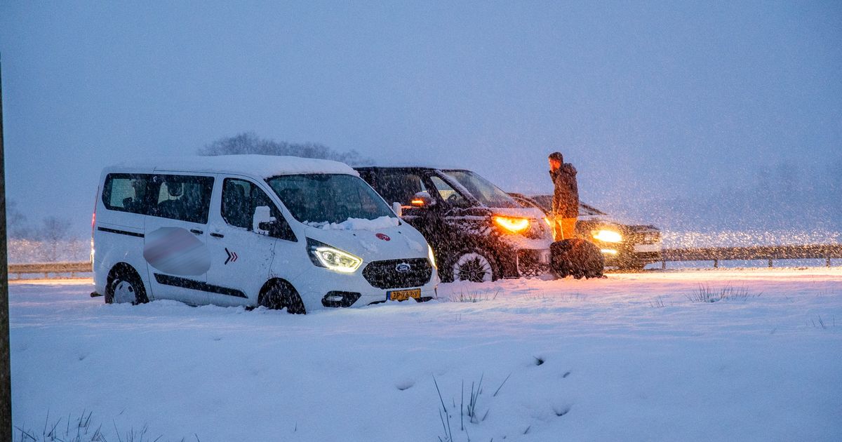 Drie voertuigen van de weg bij Oosterwolde vanwege sneeuw - Omrop Fryslân