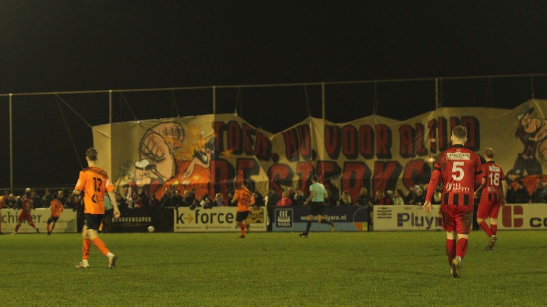 Bekijk de spectaculaire 'Slag om de vijver' tussen Terneuzense Boys en Terneuzen - Omroep Zeeland