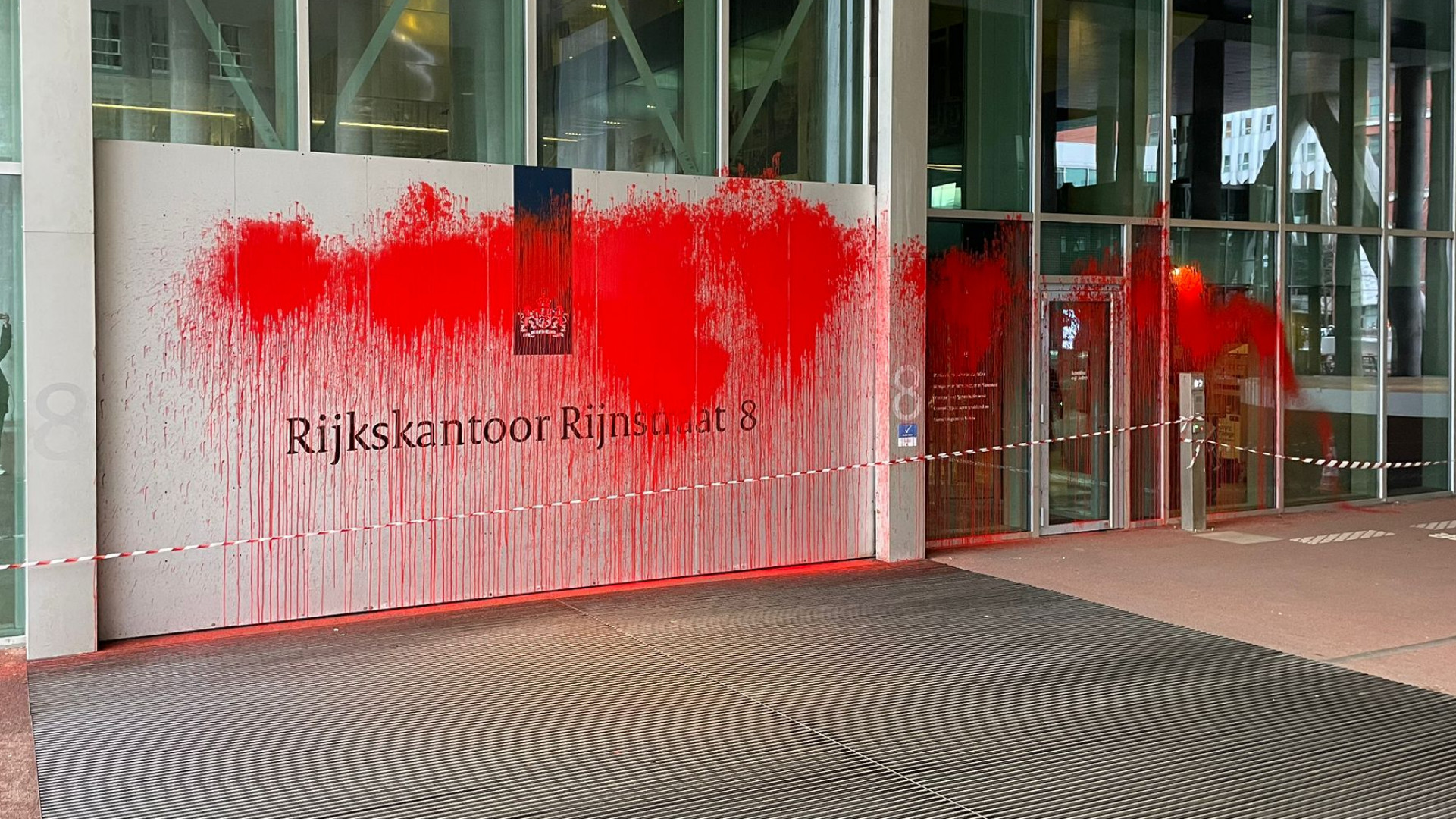 Ministerie besmeurd met rode verf - Omroep West