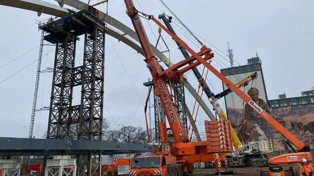 Na het vreselijke hijsongeluk is het plaatsen van de Lochemse brugdelen ... Na het vreselijke hijsongeluk is het plaatsen van de Lochemse brugdelen ...