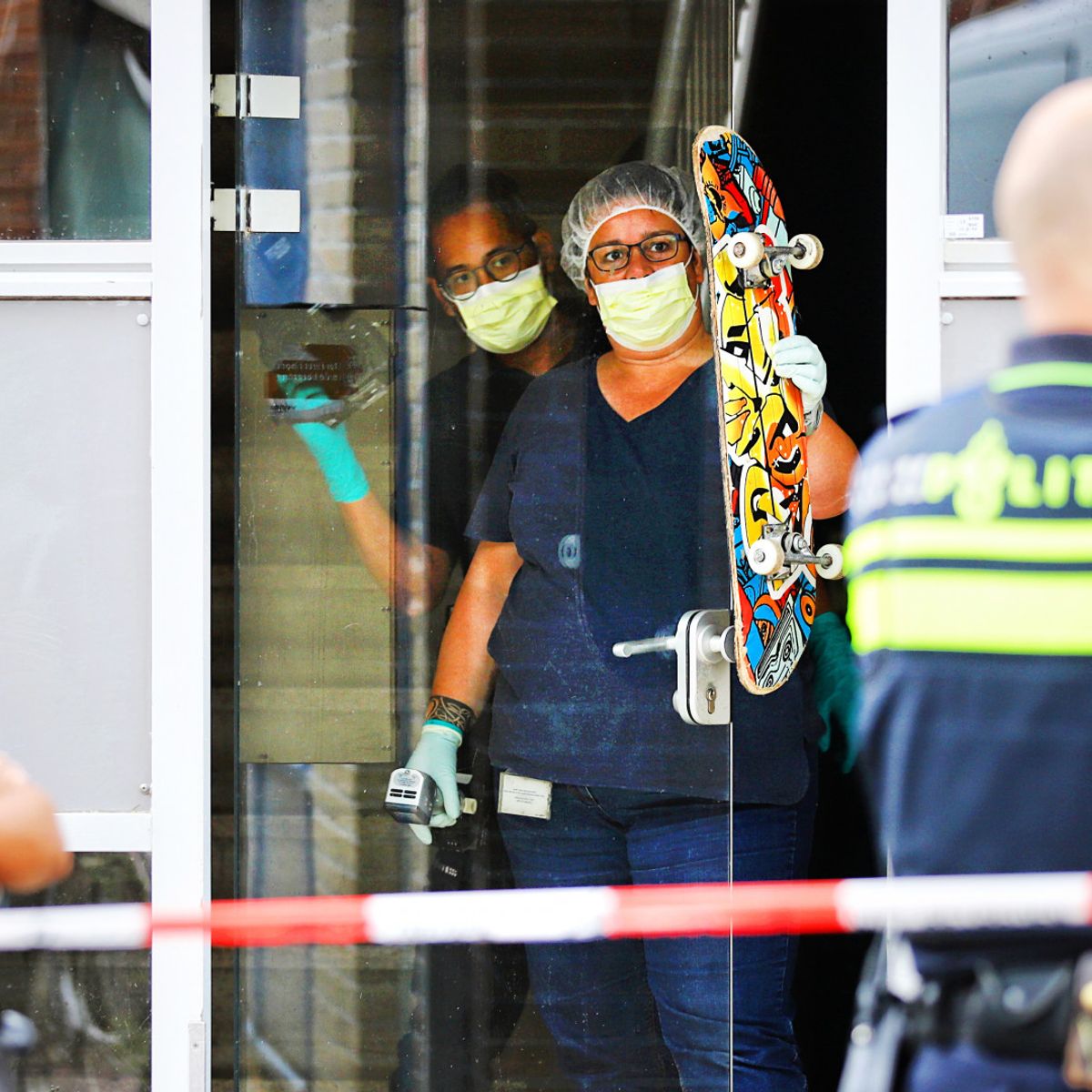 Man (36) doodgestoken in slaapkamer, dader verdwijnt jarenlang achter tralies - Omroep West