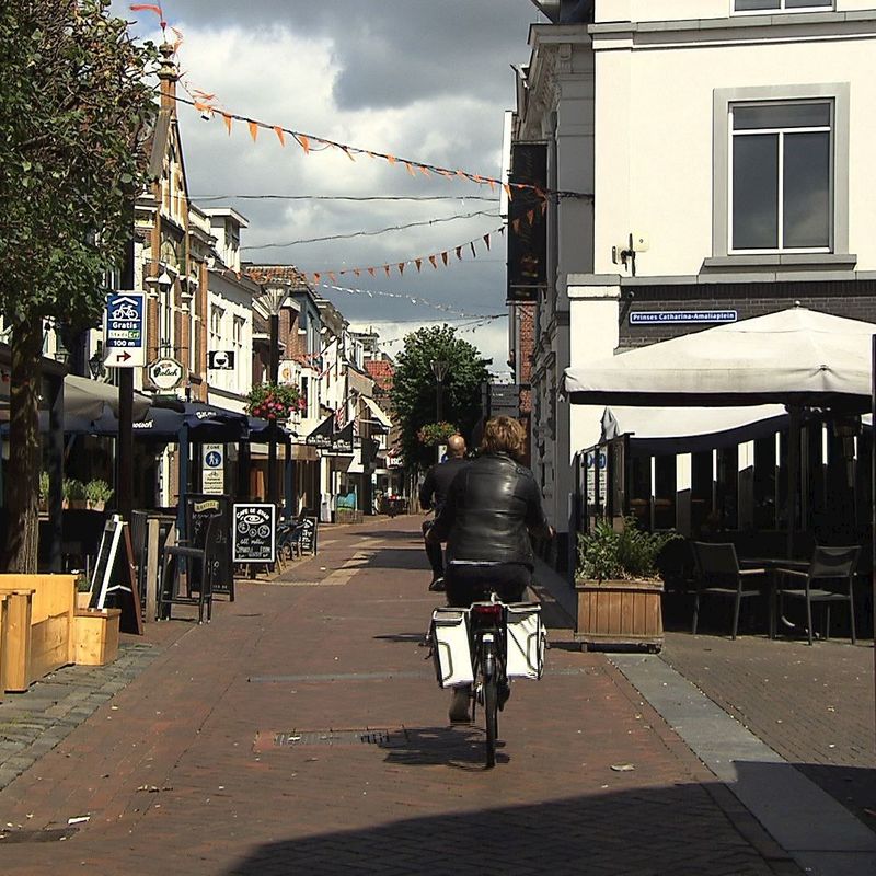 Wie gooit in Almelo een glas in zijn gezicht? Man uit De Bilt houdt er ...