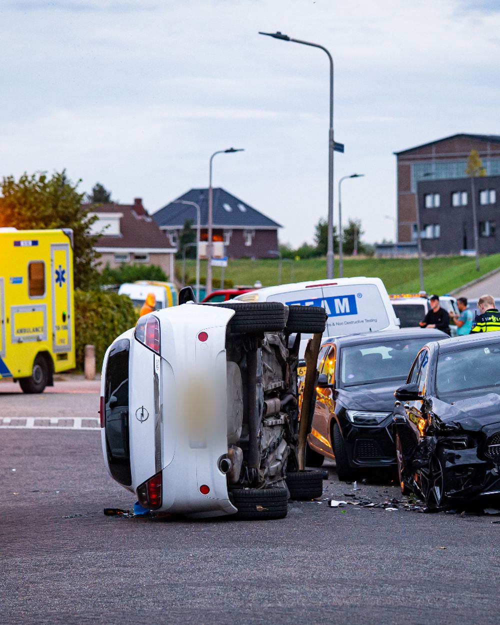 Auto vliegt uit de bocht en belandt gekanteld op de weg - Rijnmond