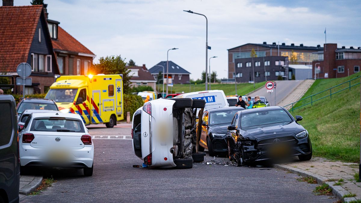 Auto vliegt uit de bocht en belandt gekanteld op de weg - Rijnmond