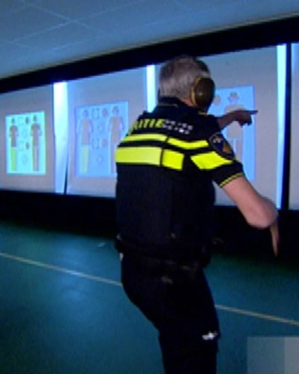 Vuurwapendocent Gert Jan Verkouter van de politie vertelt over eerdere ...