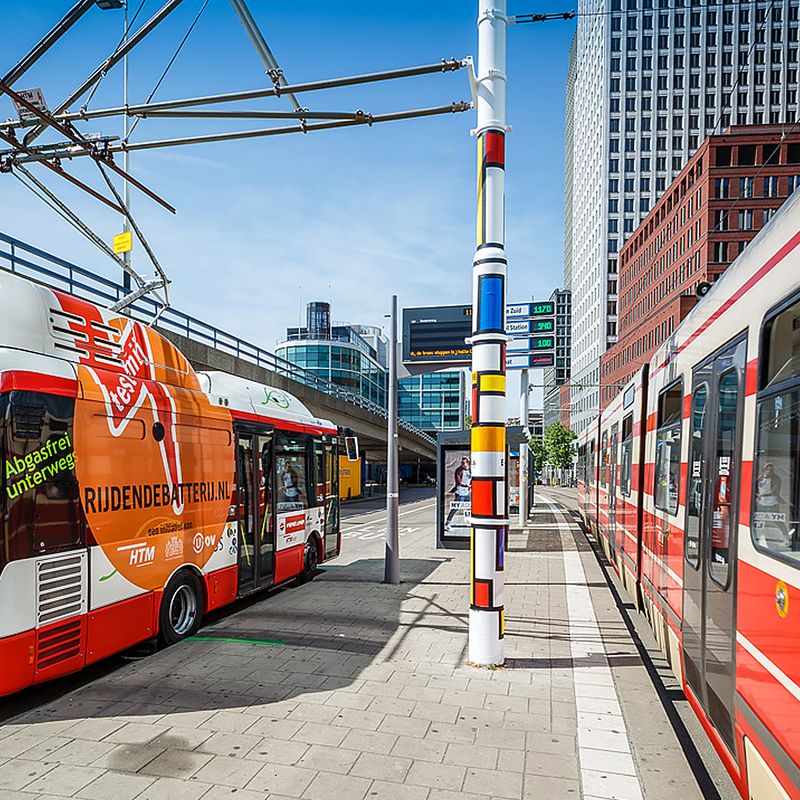 Museumbus Utrecht laadt accu op aan bovenleiding tram - RTV Utrecht