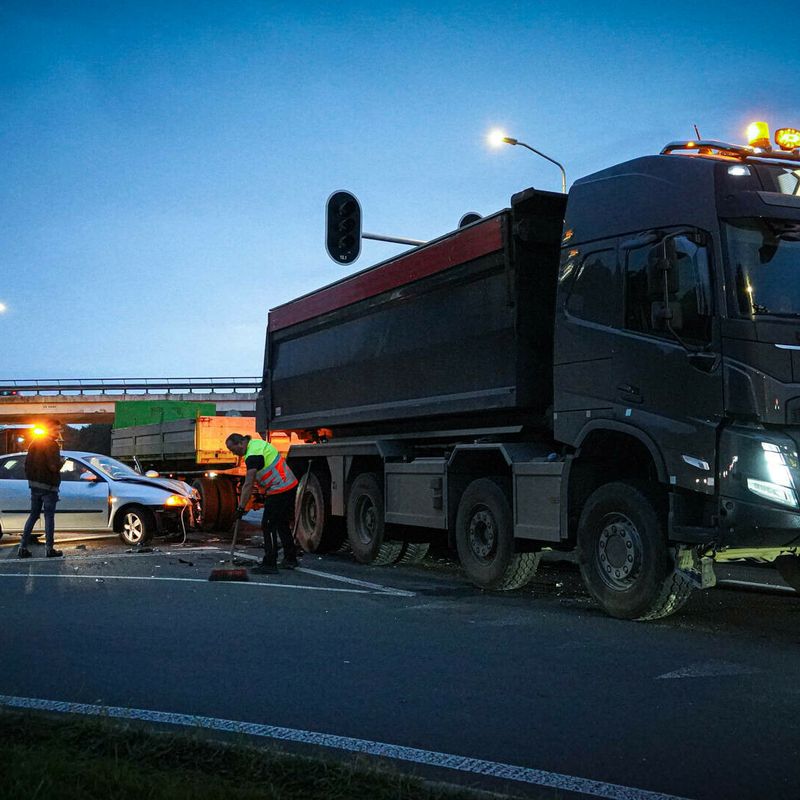 File na ongeluk tussen auto en vrachtwagen bij Coevorden - RTV Drenthe