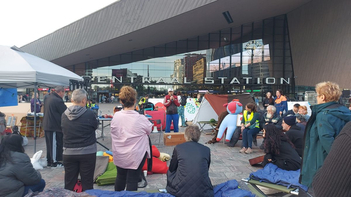 Op stationsplein voor Rotterdam Centraal is een tentenkamp opgezet voor ... Op stationsplein voor Rotterdam Centraal is een tentenkamp opgezet voor ...