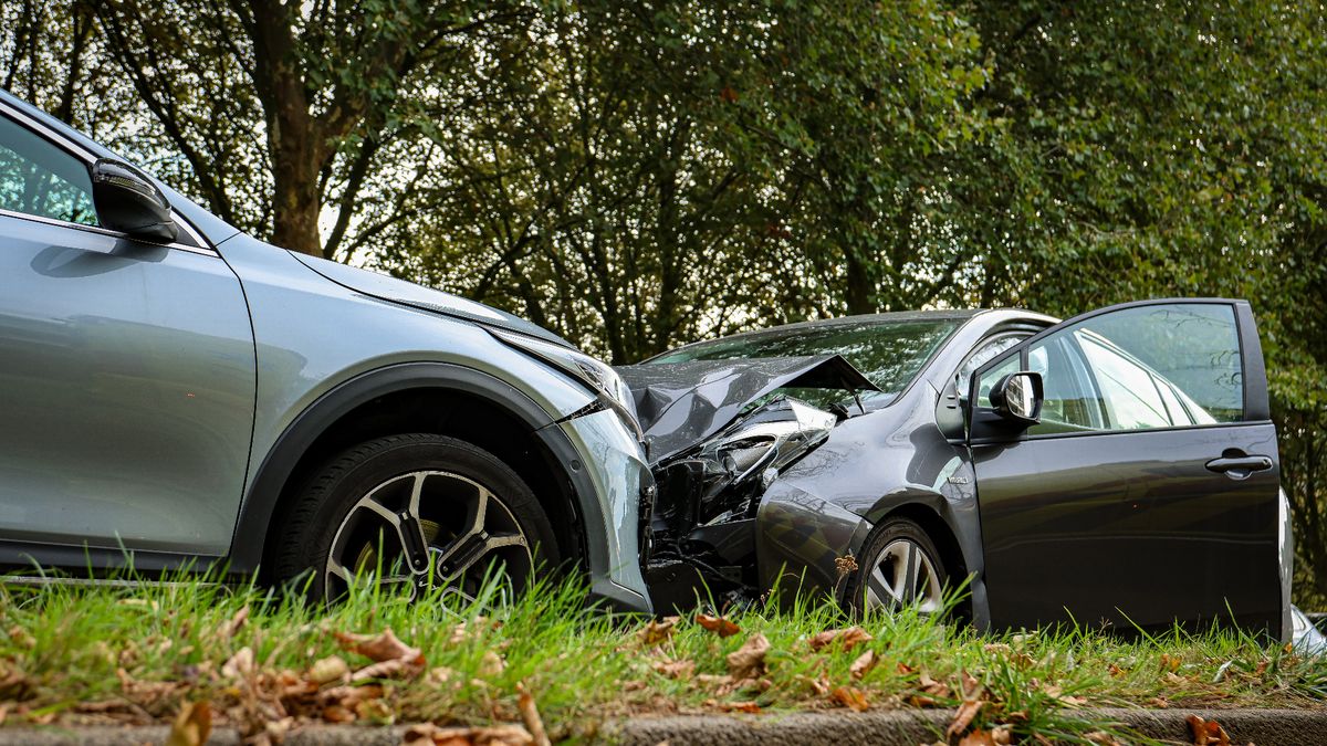 Auto's botsen frontaal op elkaar | Twee auto's volledig uitgebrand - Rijnmond