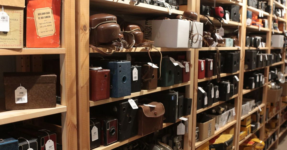 Wouter verkoopt de bijzondere verzameling van zijn overleden vader: 6.000 camera's - Rijnmond