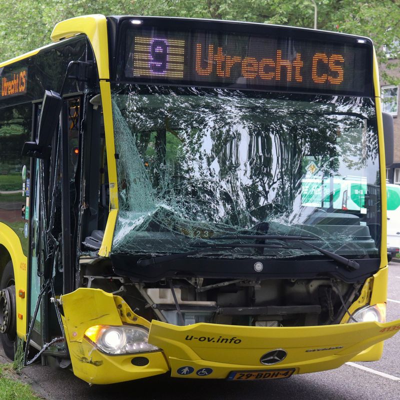 112-nieuws: Stadsbus knalt op takelwagen | Twee Veenendalers opgepakt ...