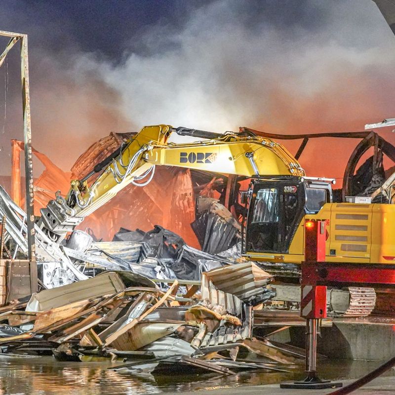 Grote brand Roden: 'Gaan uit van acht bedrijven in het pand' - RTV Drenthe