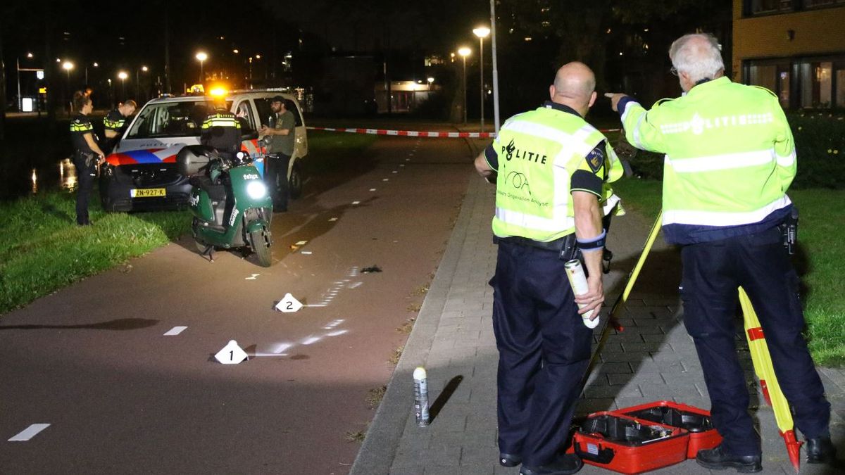 Skeeleraar en jonge scooterrijder klappen op elkaar, bestuurder scooter ernstig gewond - Rijnmond