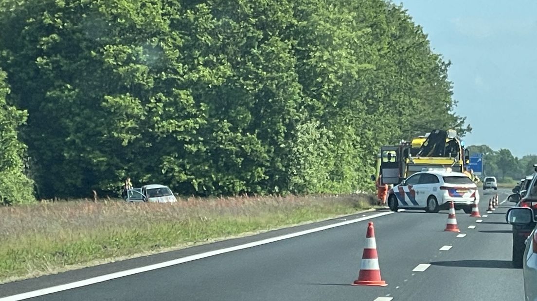 Auto belandt in berm van A28, file weer voorbij - RTV Drenthe
