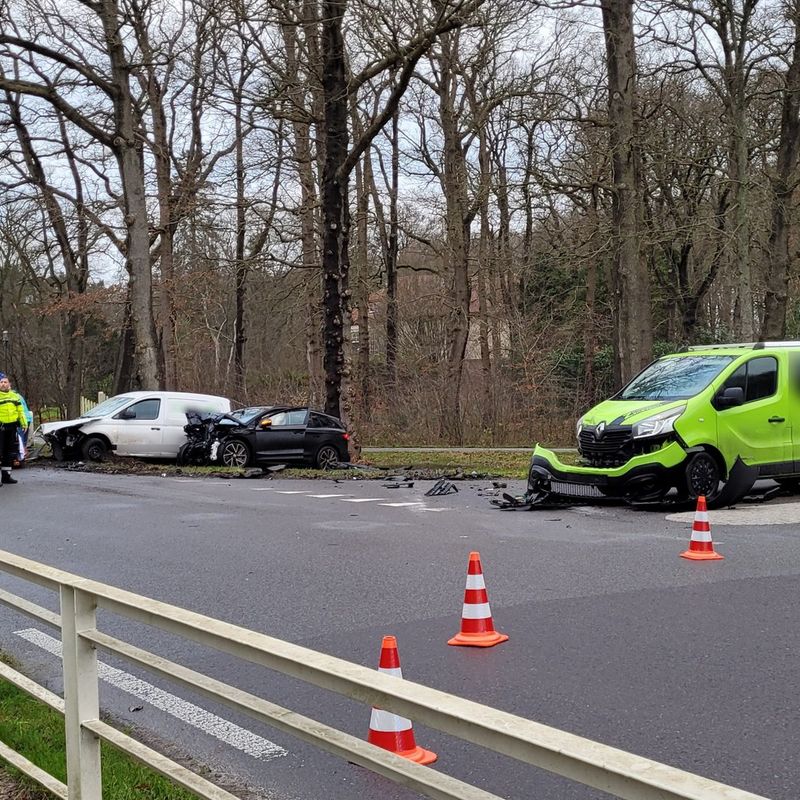 Gewonden bij botsing met drie auto's in Veenhuizen - RTV Drenthe