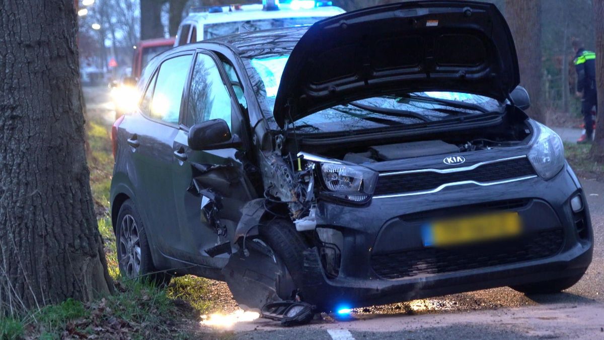 Auto raakt boom bij Echten, bestuurder naar ziekenhuis - RTV Drenthe