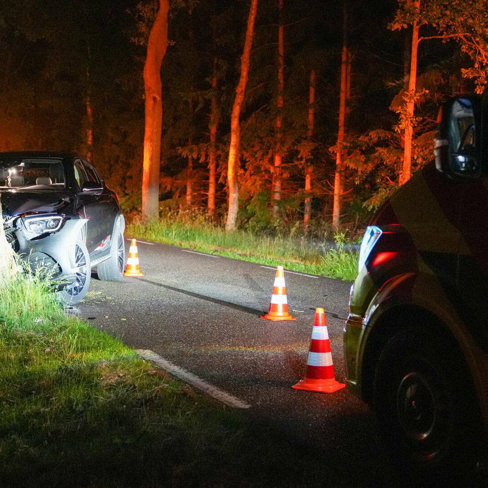 Auto botst frontaal tegen boom bij Anderen - RTV Drenthe