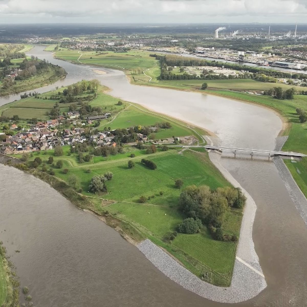 Maasband is eiland dankzij uitgebluste orkaan Kirk - L1 Nieuws