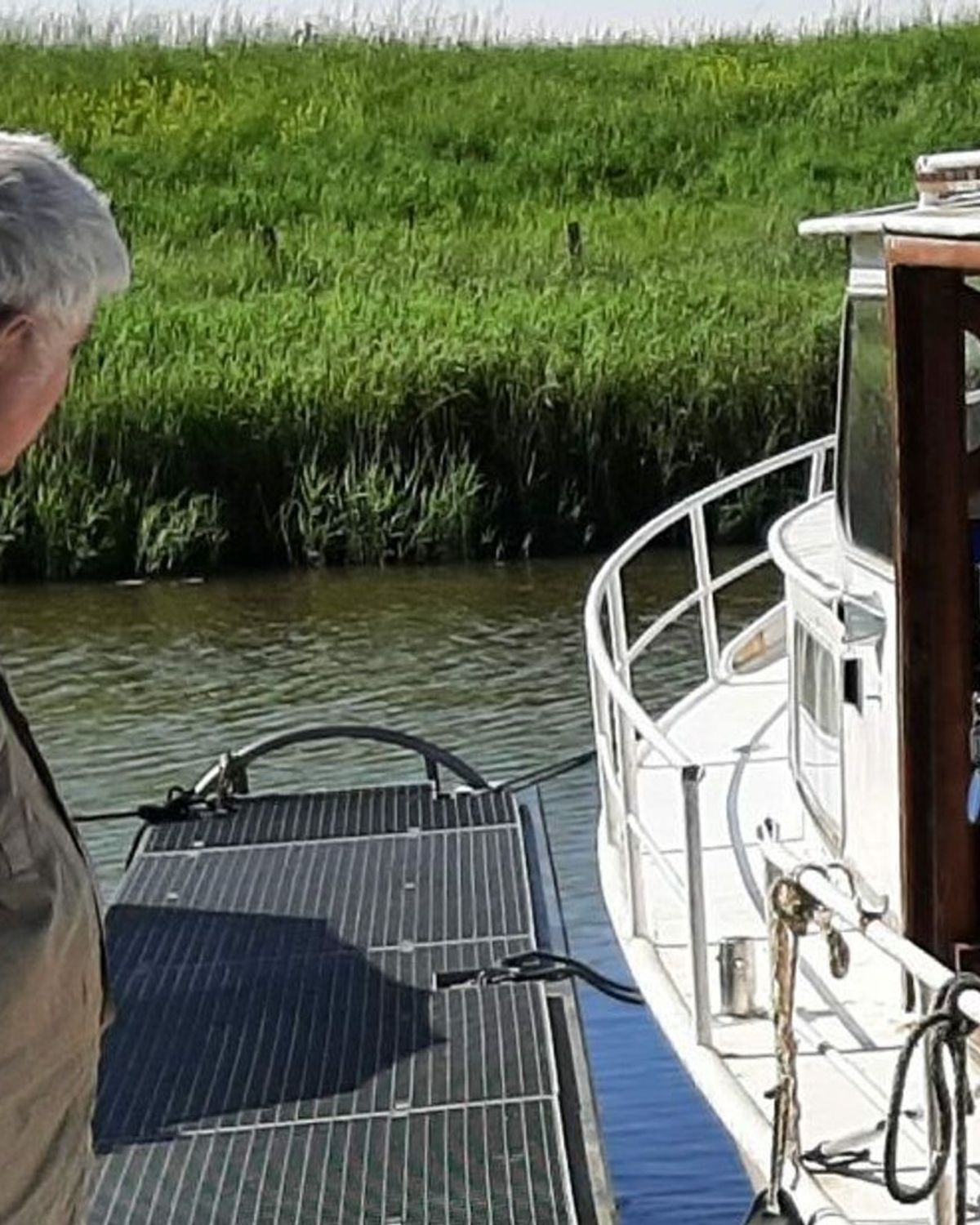 Dieven stelen en vernielen boot van Rodenhuis (77) in Marsumer haven ...