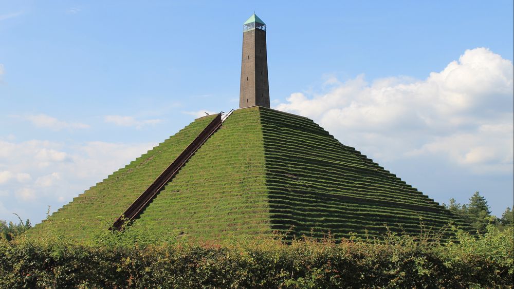 Pyramide van Austerlitz dicht: 'Wegspoelen zand met blote oog te zien ...