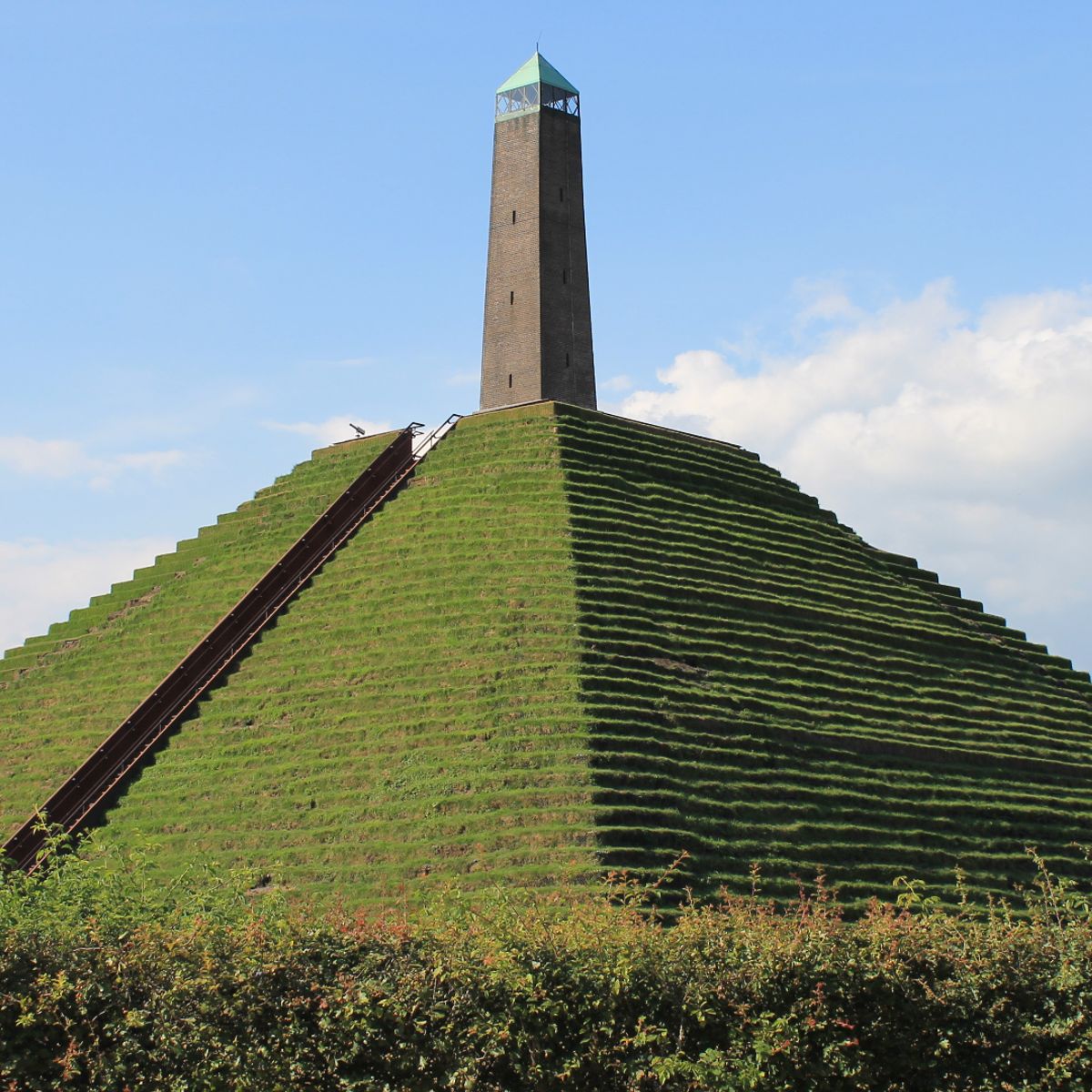Pyramide van Austerlitz dicht: 'Wegspoelen zand met blote oog te zien ...