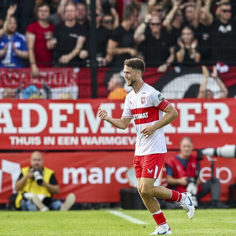 FC Twente boekt ruime overwinning op debuterend Almere City dankzij late treffers Van ...