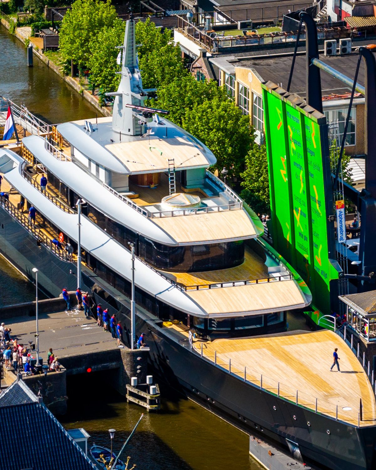 80 meter lang megajacht met zwembad, beachclub en helikopterplatform ...