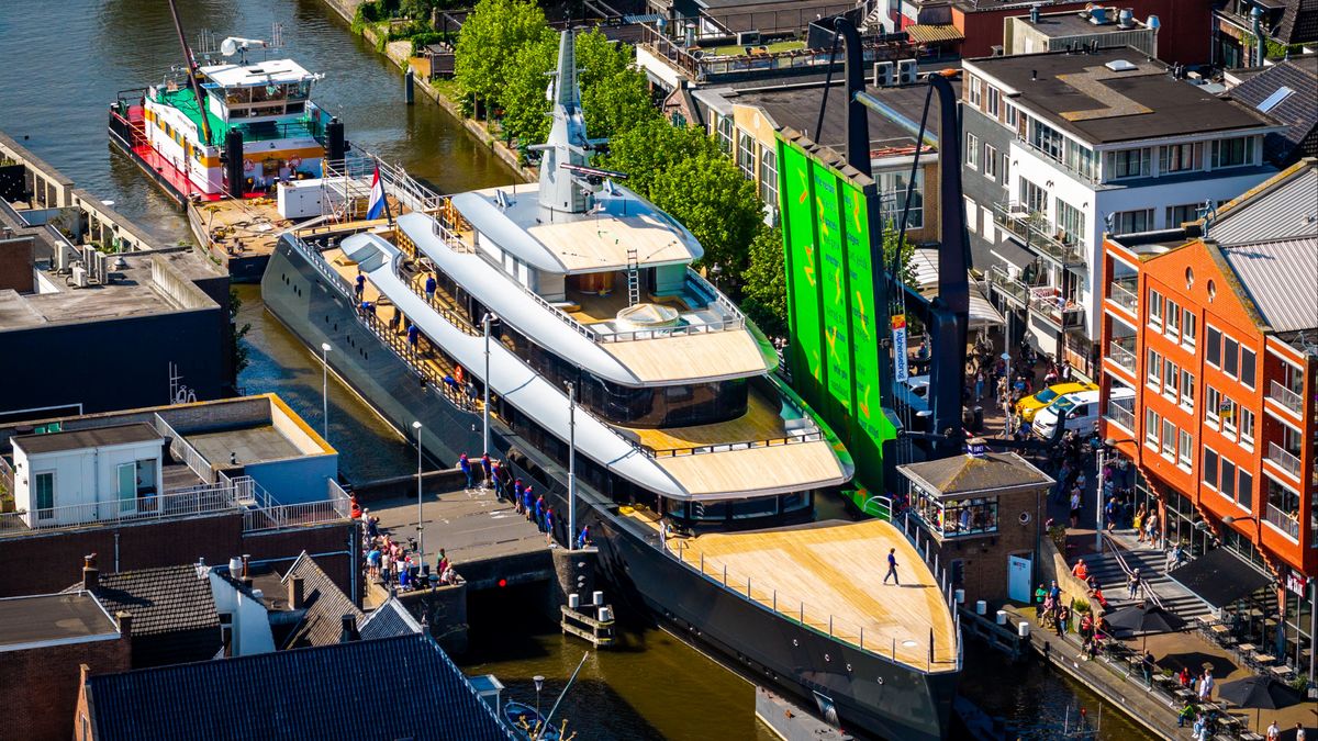 80 meter lang megajacht met zwembad, beachclub en helikopterplatform ...