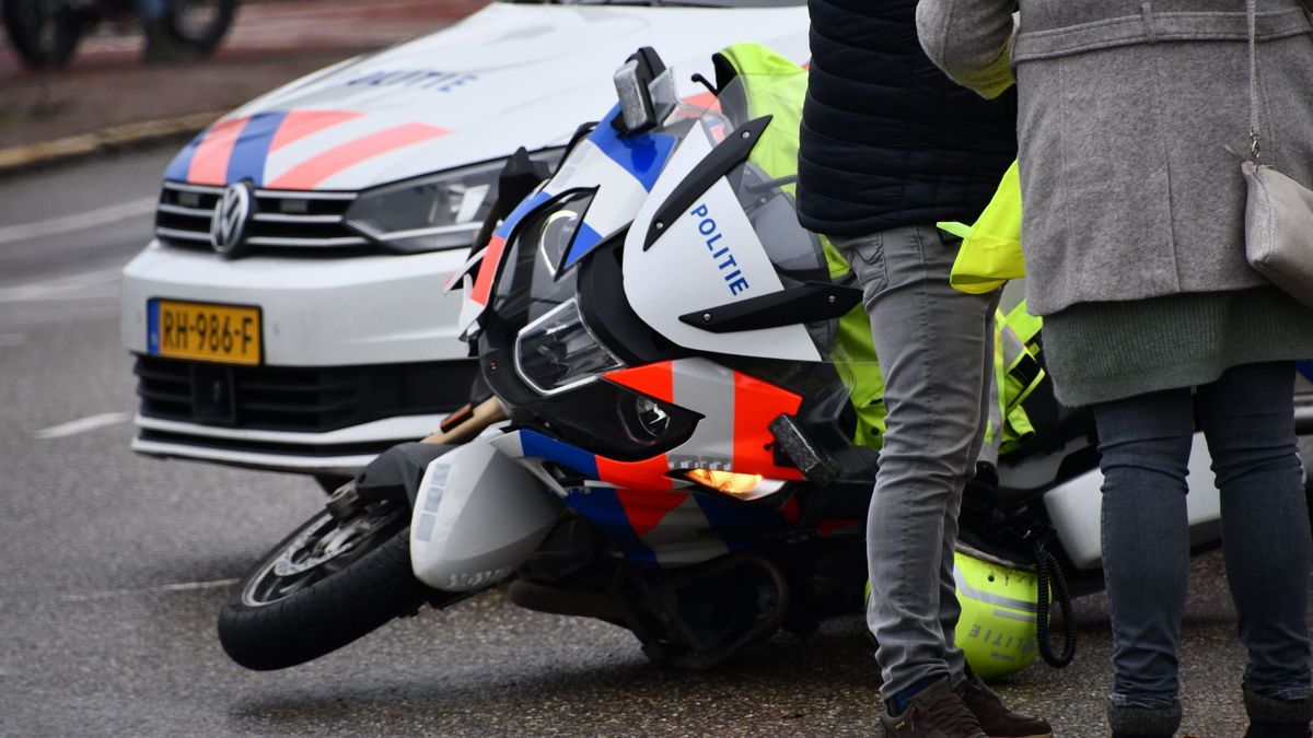 Motoragent gewond na aanrijding - Omroep Zeeland