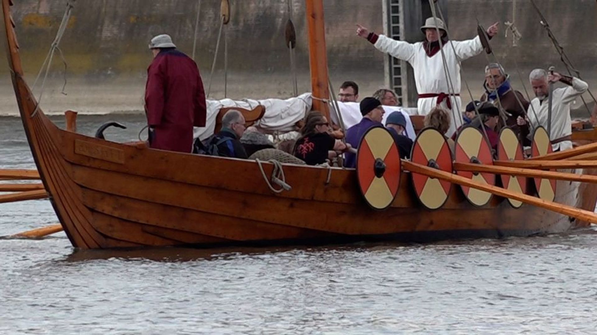 Boot vol Vikingen op de IJssel, maar waarom? - Omroep Gelderland