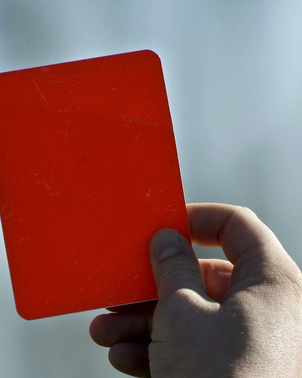 Voetbalwedstrijd in Leeuwarden loopt uit de hand: vijf rode kaarten en ...