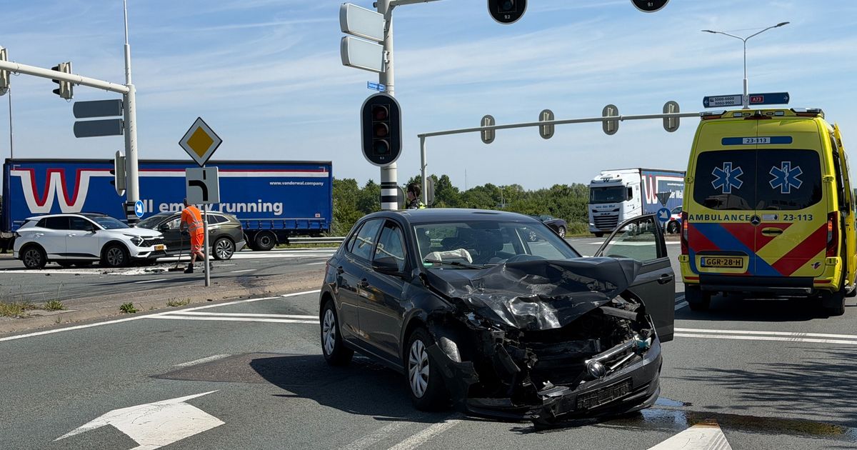 Ravage na defecte verkeerslichten in Roermond: drie auto's in botsing ...