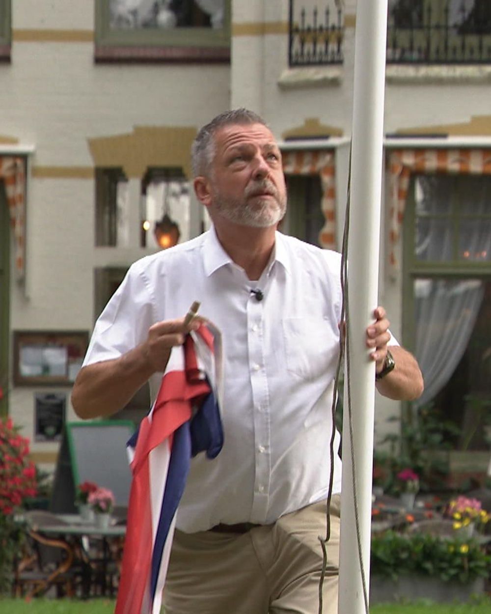 Engels theehuis in Echten hangt vlag halfstok voor queen Elizabeth ...