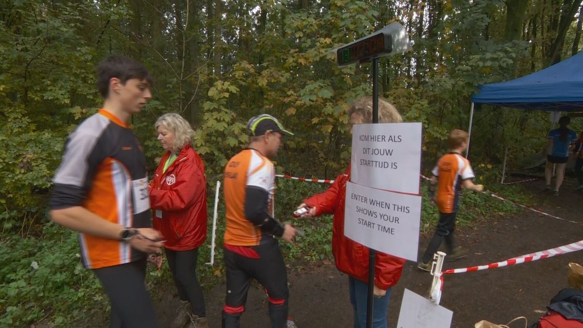 Honderden mensen doen mee aan een oriëntatieloop door de bossen bij ...