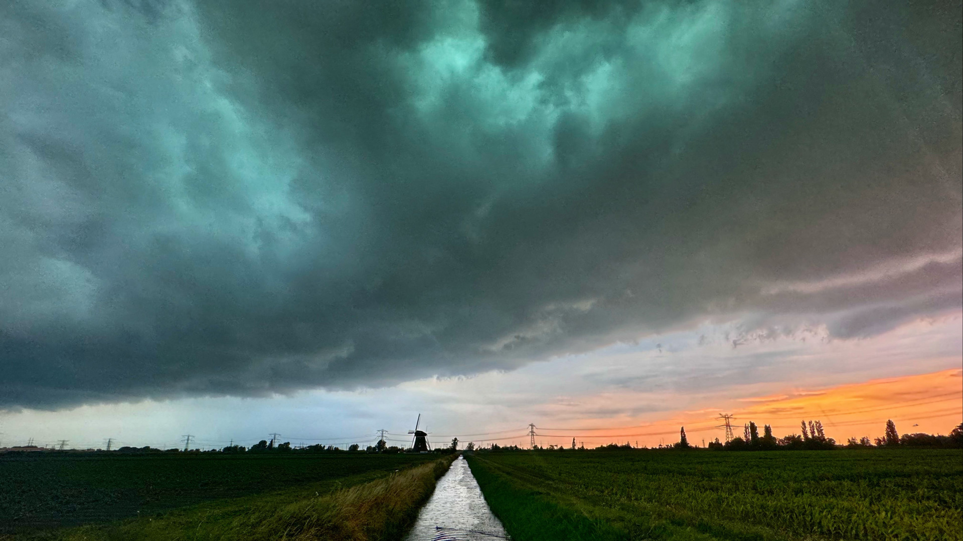 LIVE | Tunnel onder water - Zware regen- en onweersbuien trekken over ...