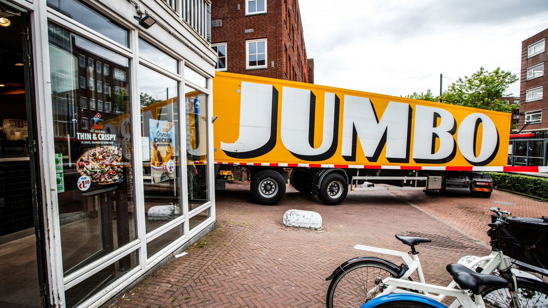 112-nieuws | Auto op z'n kop in sloot - Vrachtwagen Jumbo ramt gevel ...