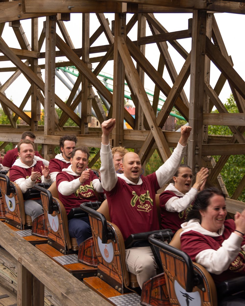 Troy Coaster Challenge: 24 uur lang in de achtbaan levert ruim 70.000 ...