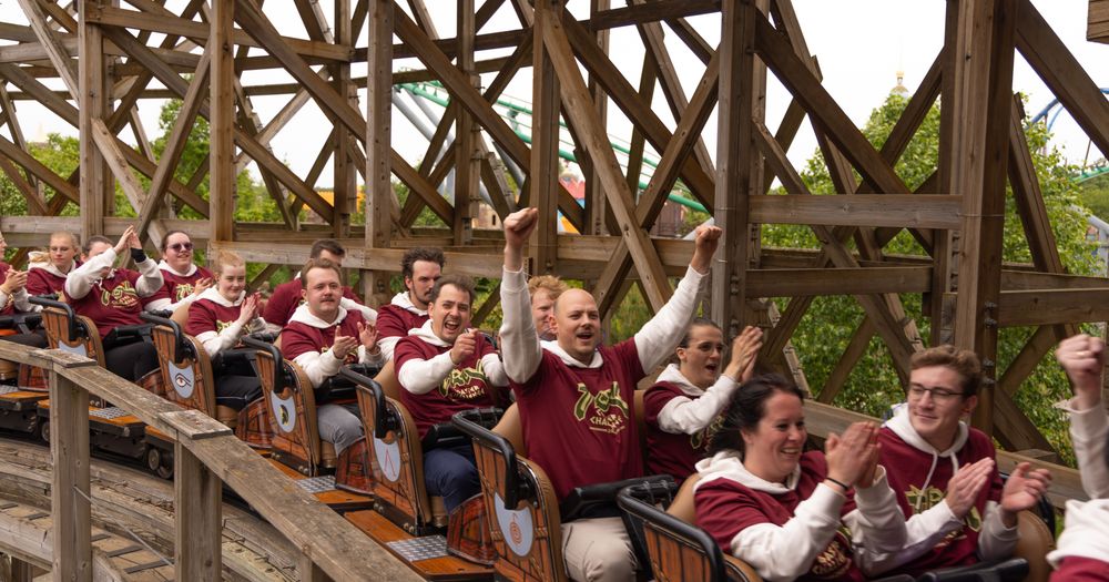 Troy Coaster Challenge: 24 uur lang in de achtbaan levert ruim 70.000 ...