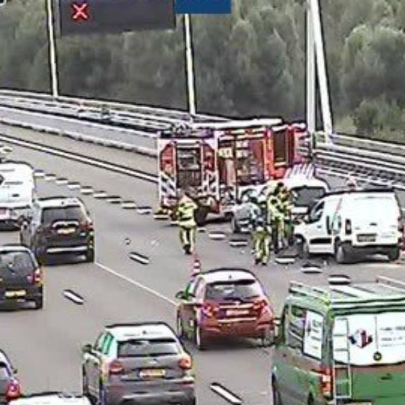 Rijstroken A2 dicht na ongeluk met zes auto's bij Vianen - RTV Utrecht