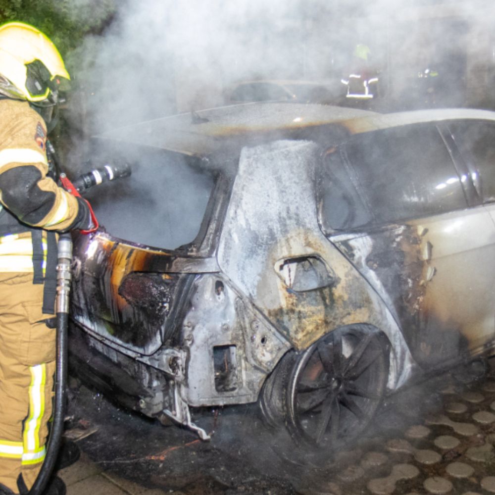 Auto vliegt in brand, flessen brandbare vloeistof onderzocht - Rijnmond